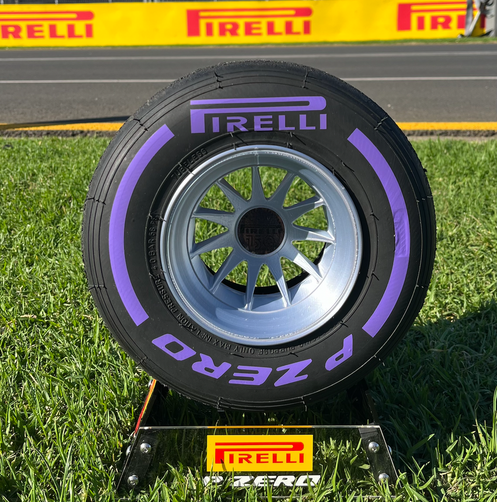 Pirelli Super Soft F1 Tyre with Stand – Replica Wheels