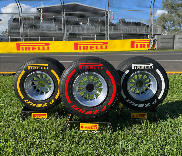 Pirelli F1 Tyre Standard Slicks Set with Stands – Replica Wheels